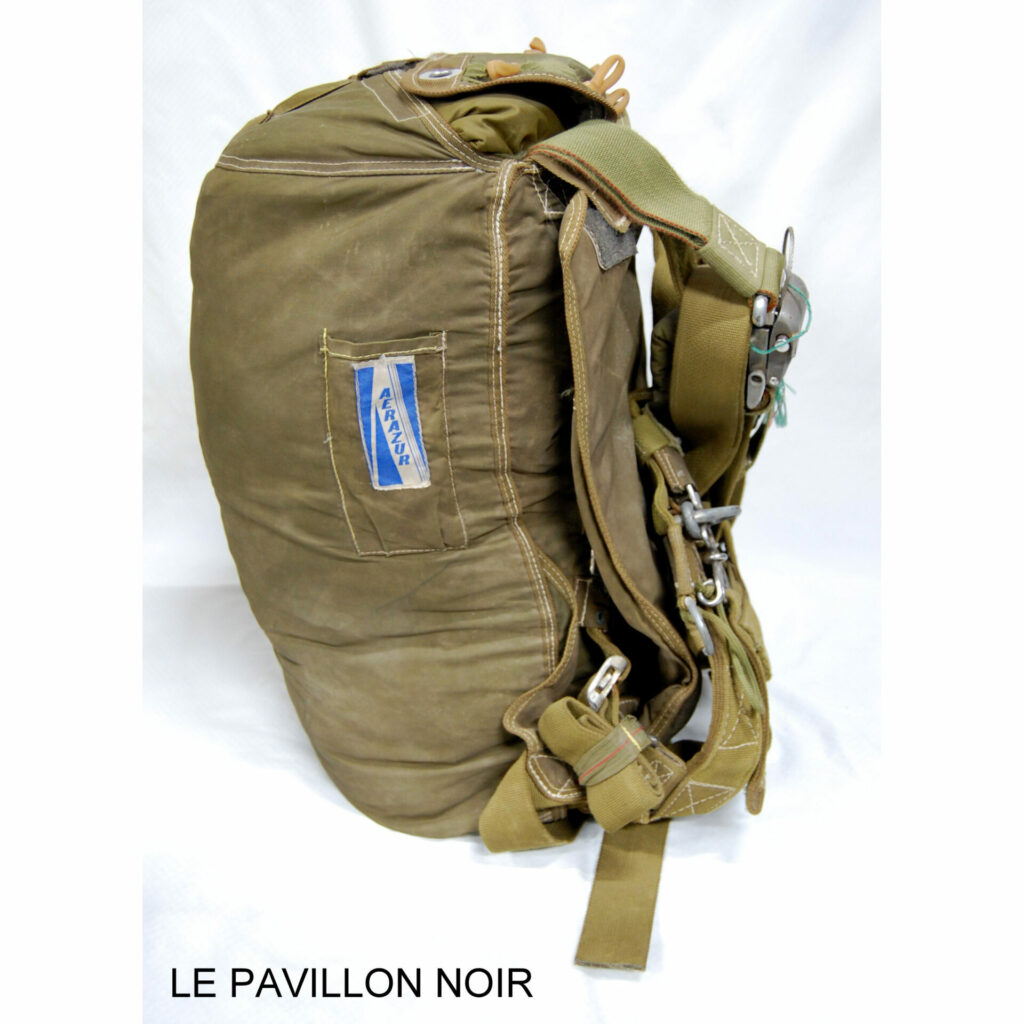Archives des Parachutes_TA - Le pavillon noir